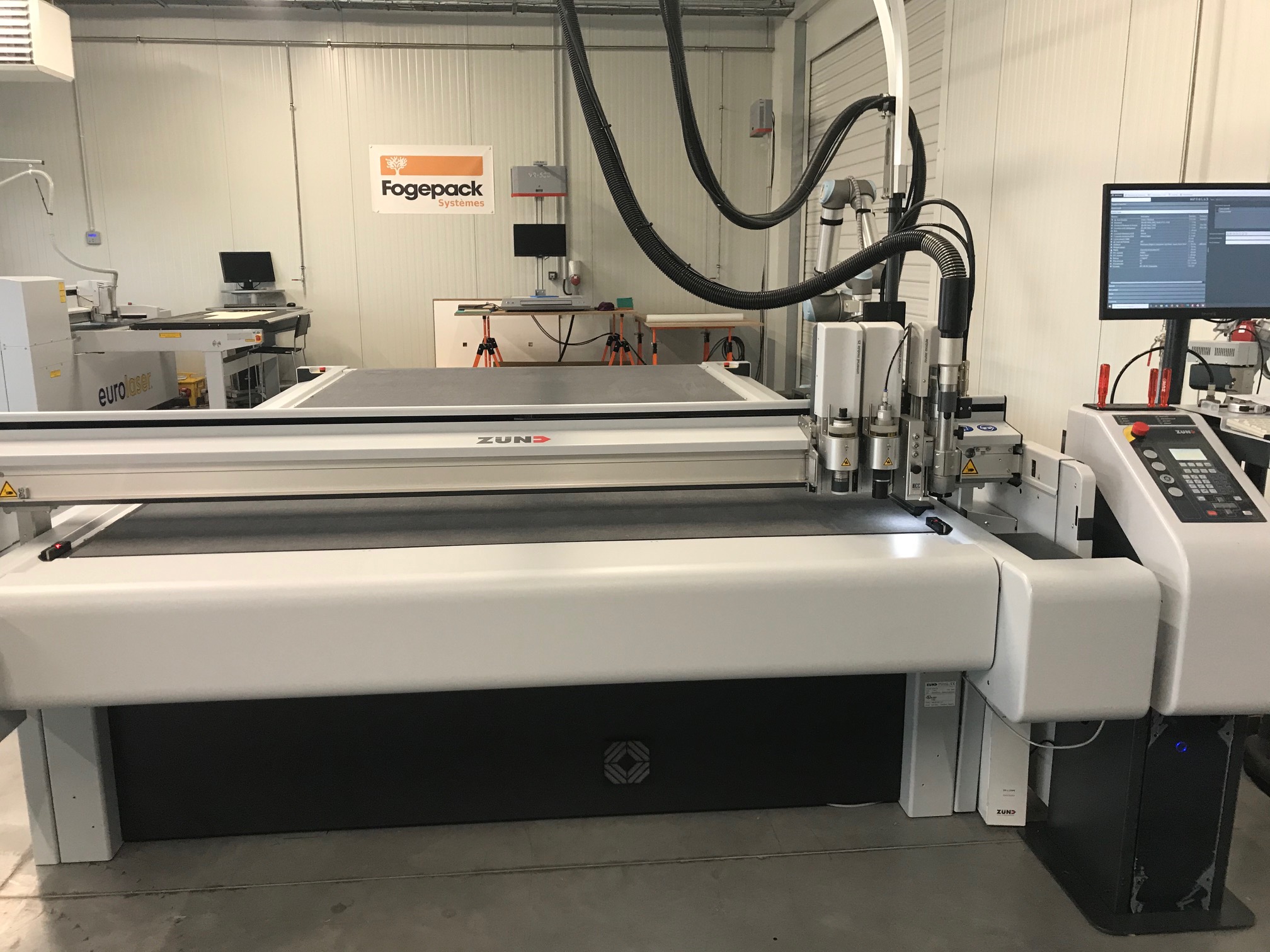 Une table de découpe Zünd modèle de démonstration disponible à la vente ...